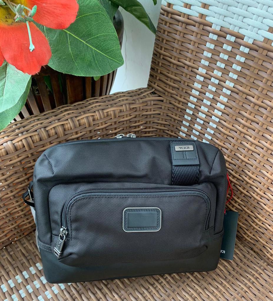 tumi crossbody hester, Barang Mewah, Tas & Dompet di Carousell