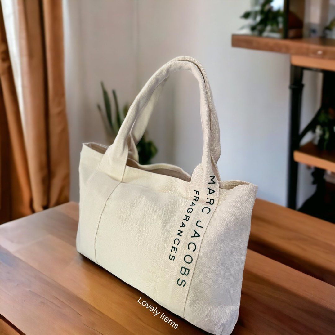 VIP GIFT ITEMS, Luxury, Bags & Wallets on Carousell