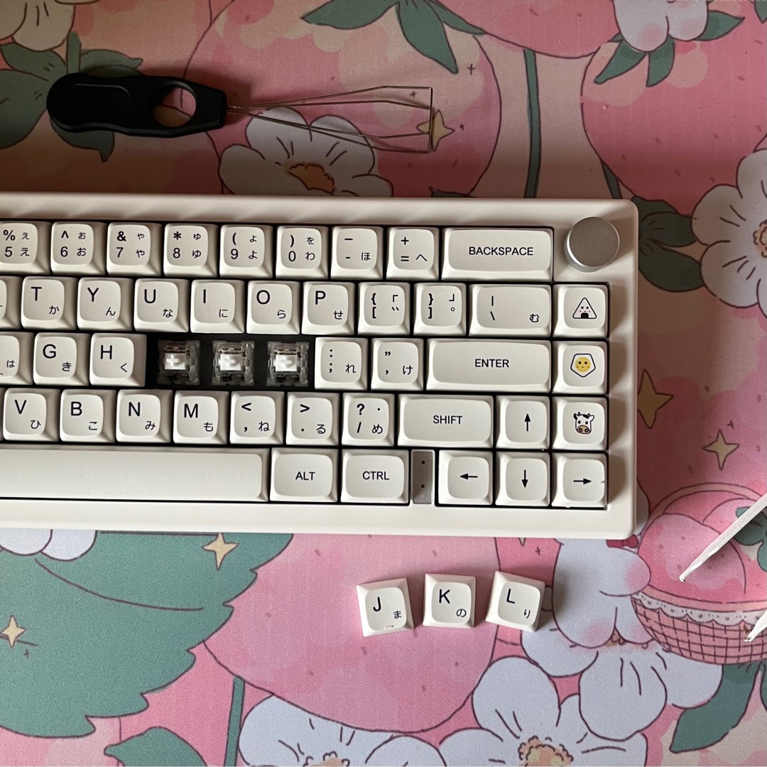 white minimalistic gmk67 custom mechanical keyboard, Computers & Tech ...