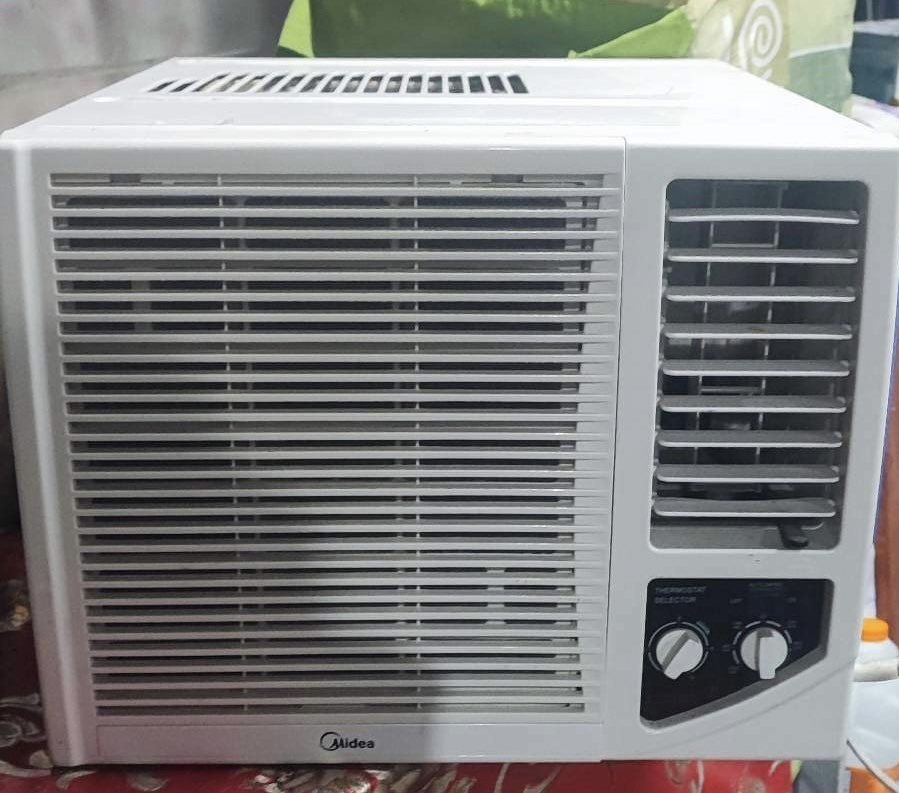 4-year old window-type Midea aircon, 1HP (with bracket and breaker ...