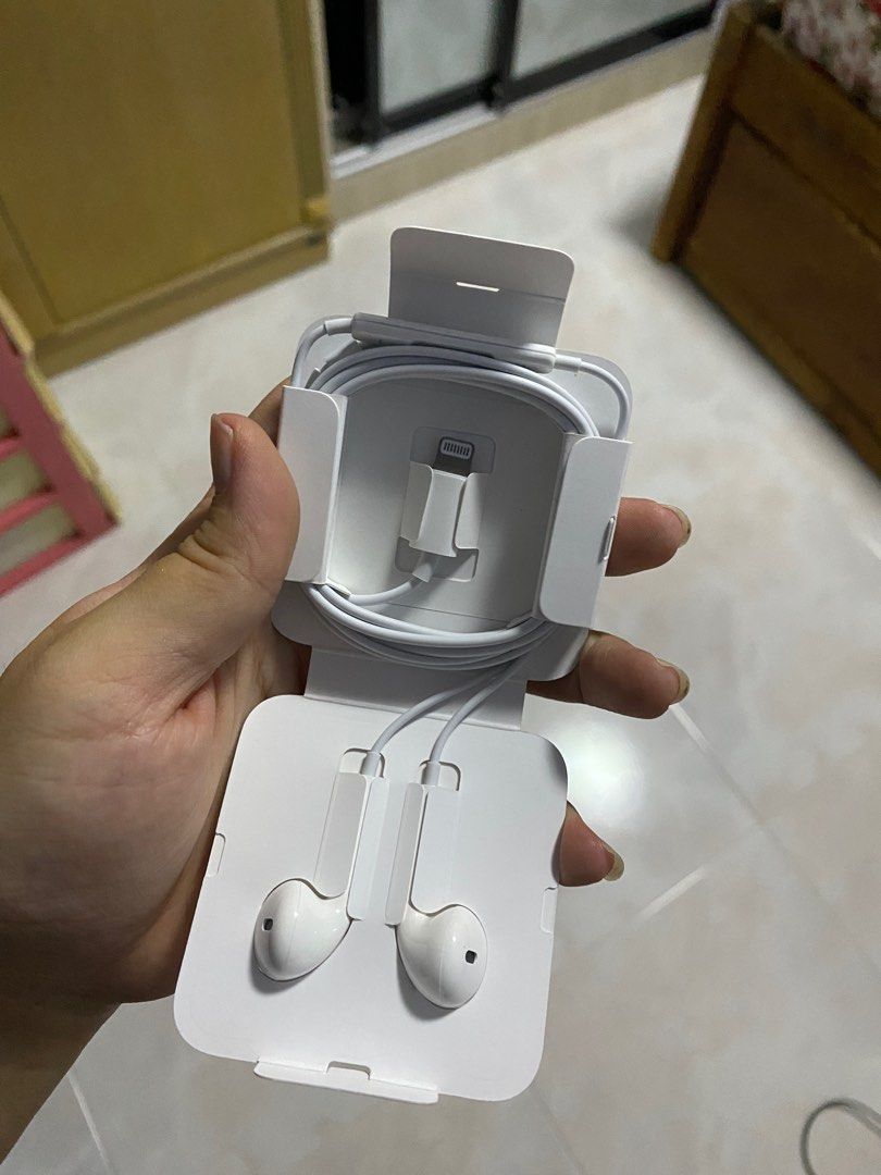 Apple EarPods with Lightning Connector, Audio, Earphones on Carousell