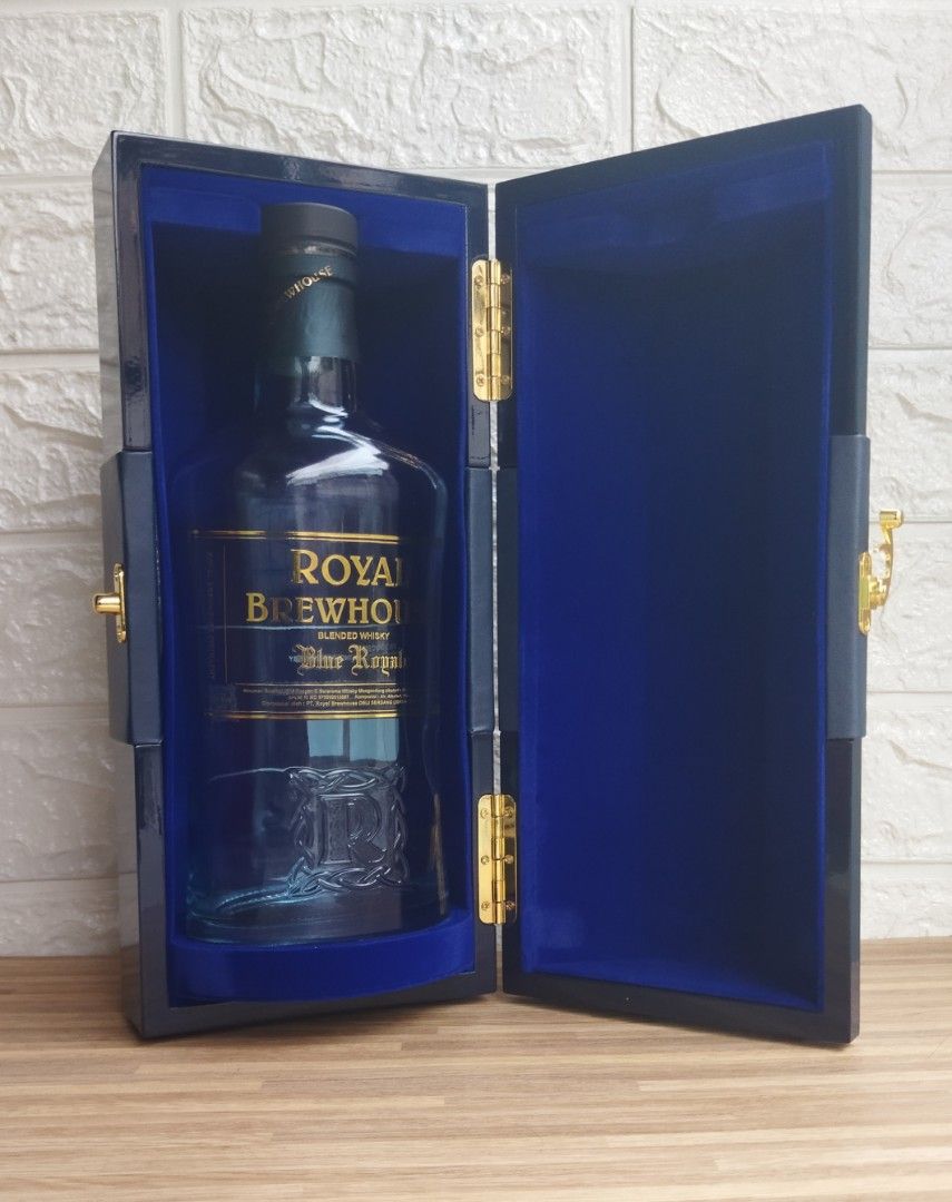 Botol bekas miras Royal Brewhouse Blue Royale 700ml, Antik, Pajangan di ...