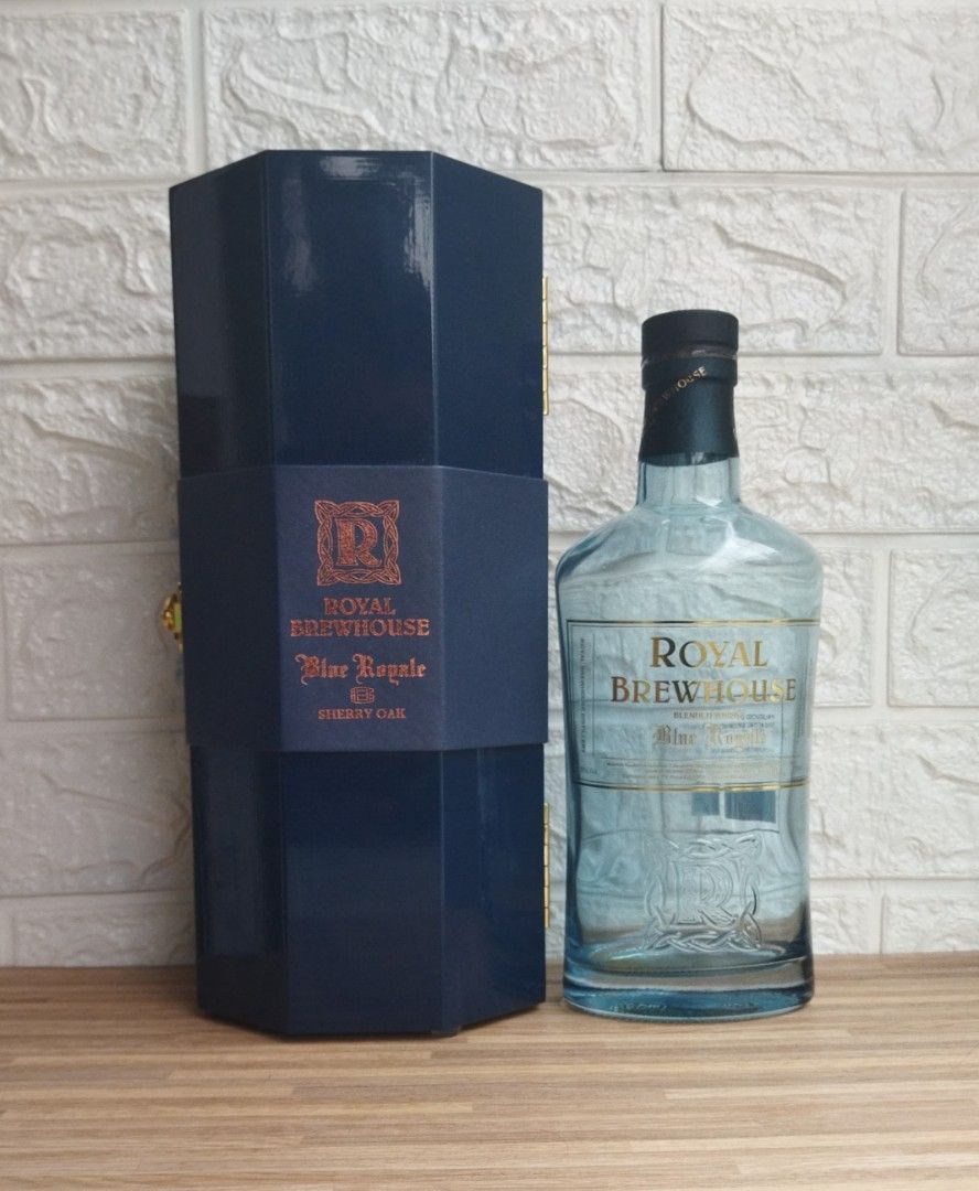 Botol bekas miras Royal Brewhouse Blue Royale 700ml, Antik, Pajangan di ...