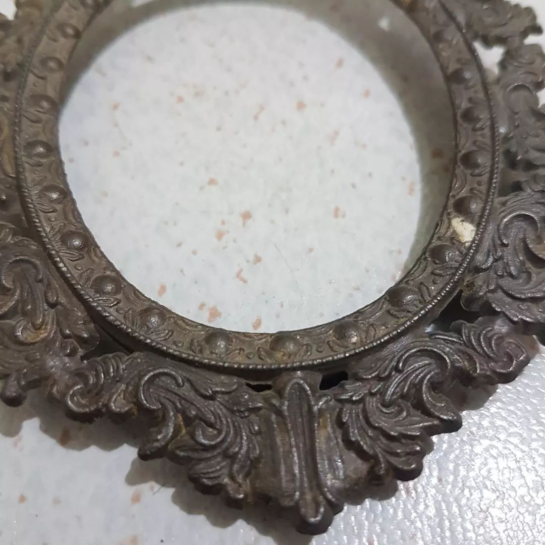 Frame foto asli jadul full metal detail, Perabotan Rumah di Carousell