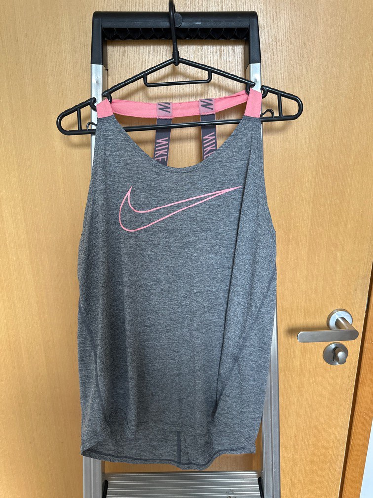 Nike top, Women's Fashion, Activewear on Carousell