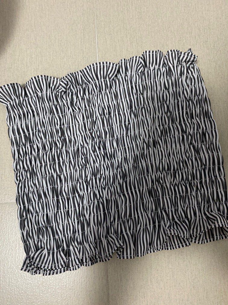 Strip scrunched crop top, Women's Fashion, Tops, Sleeveless on Carousell