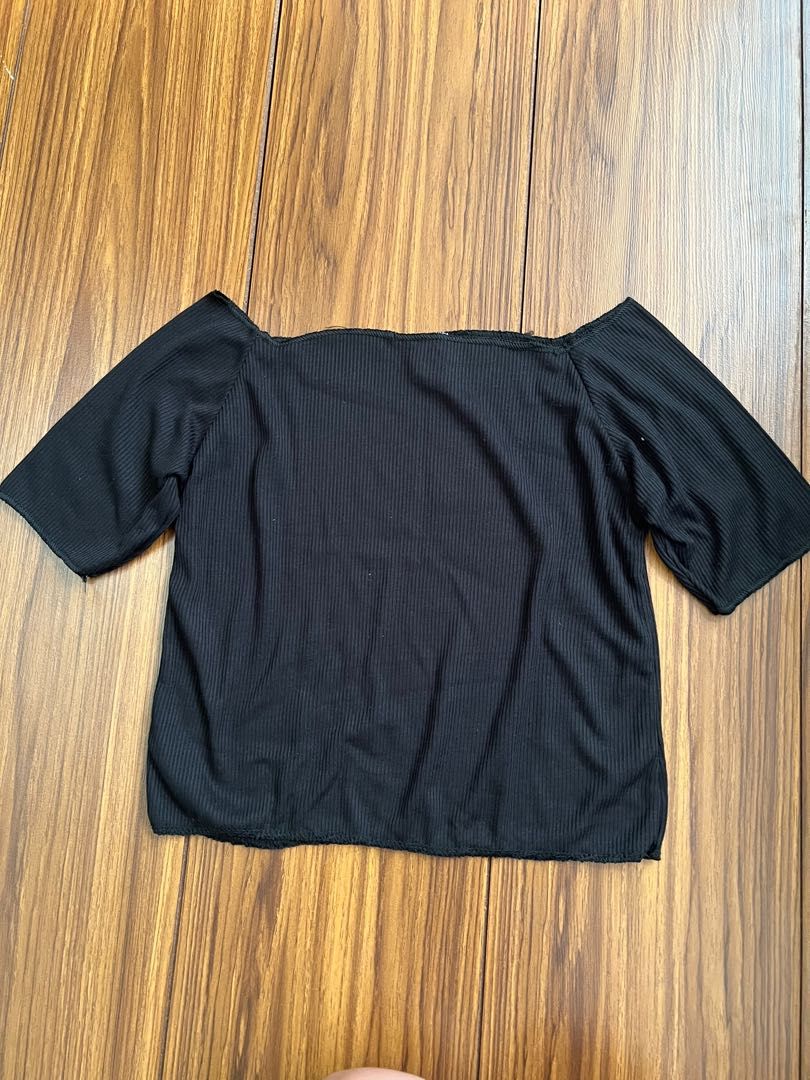 Basic semi sabrina, Fesyen Wanita, Pakaian Wanita, Atasan di Carousell