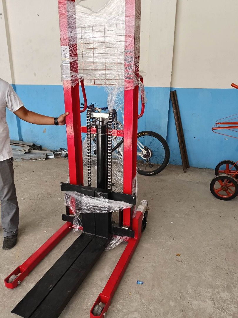 Stacker Hydraulic Lifter, Commercial & Industrial, Construction Tools ...