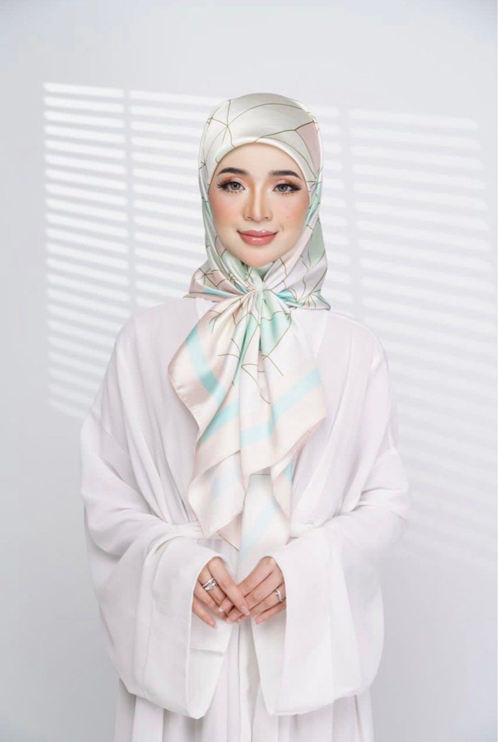 Super Flowy Italian Silk Square in Soft Peach (Code : Azreen), Women's ...