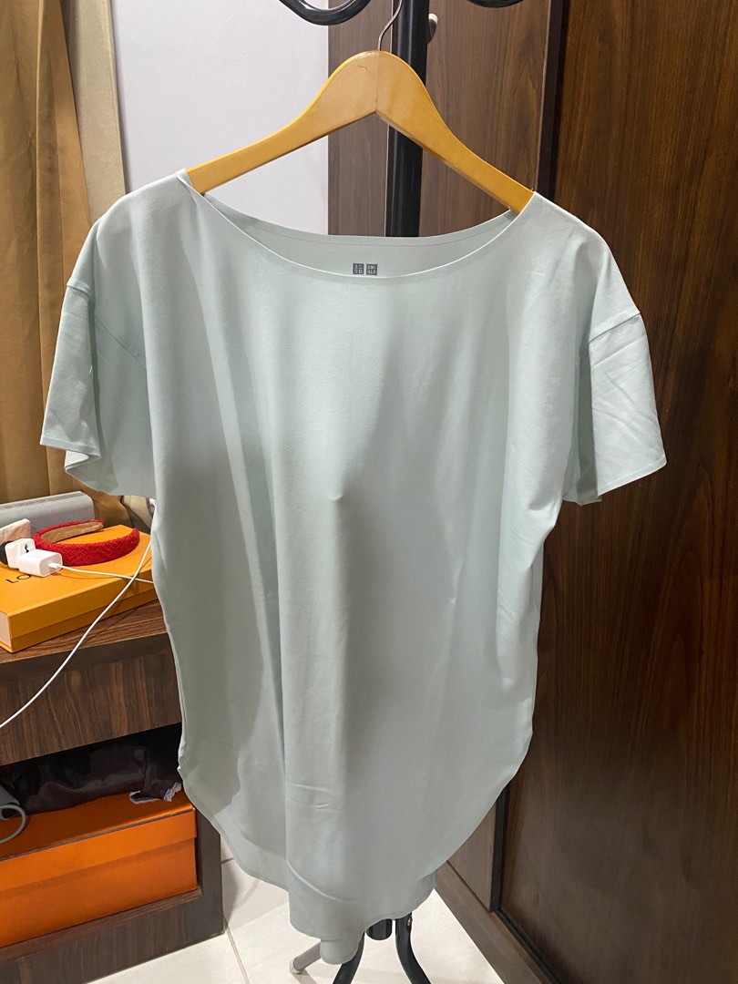 Uniqlo airism top sport, Fesyen Wanita, Pakaian Wanita, Atasan di Carousell