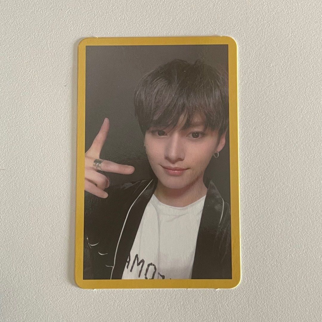 [wts] stray kids yellow wood lee know photocard, Hobbies & Toys ...