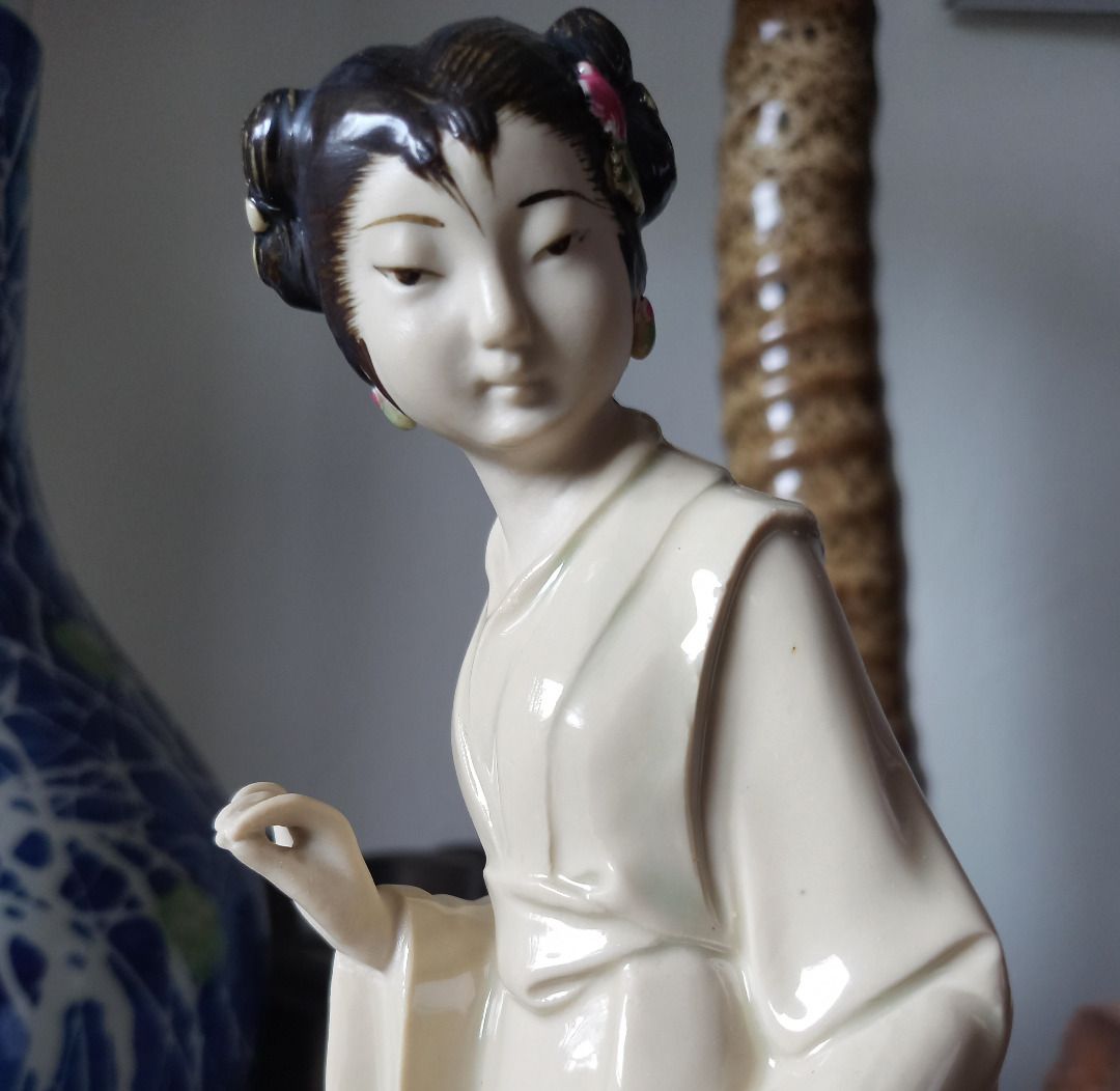 Ceramic figurine statue of Lin Dai Yu holding a book., Hobbies & Toys ...