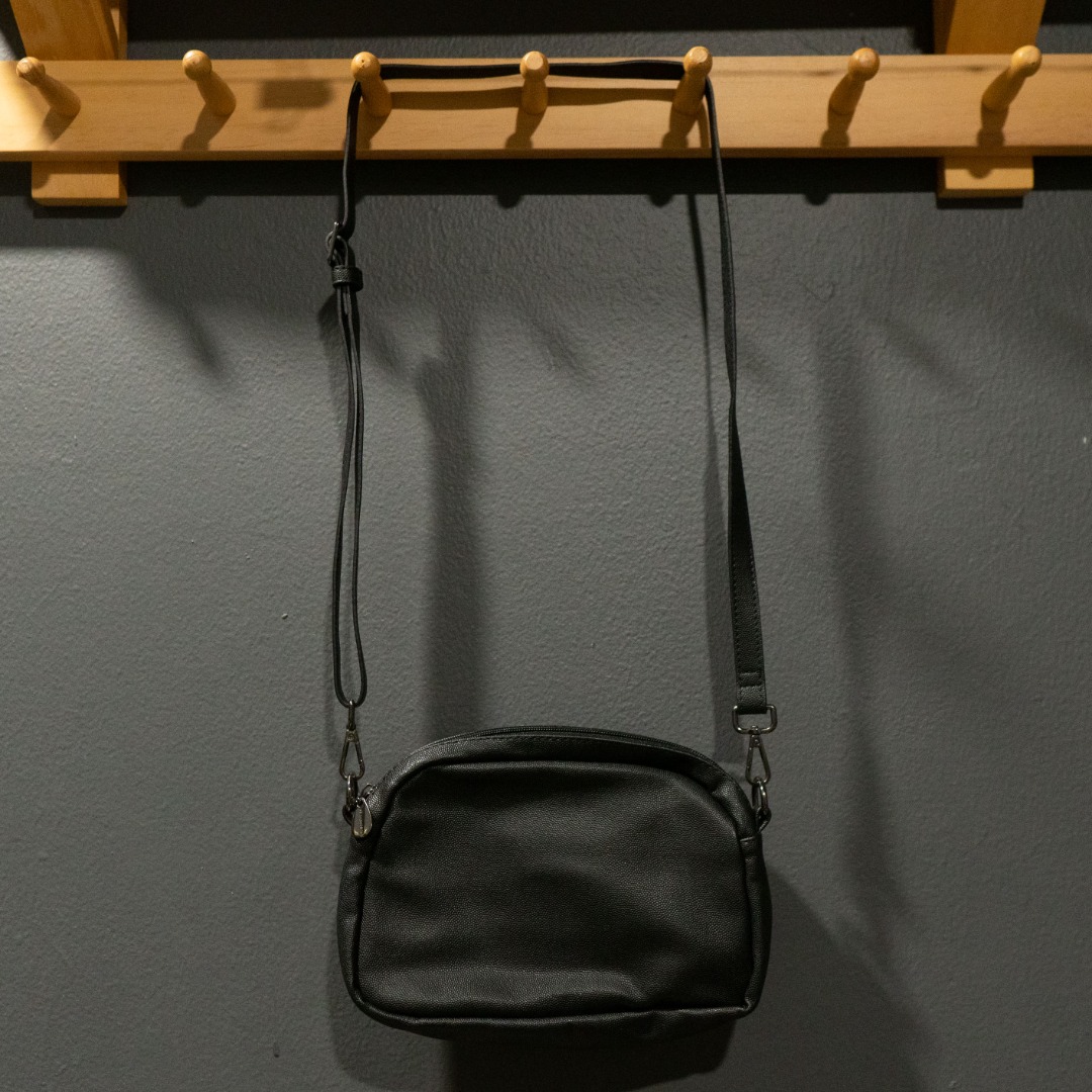 Elizabeth sling bag, Fesyen Wanita, Tas & Dompet di Carousell