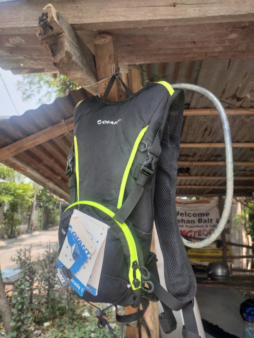 Giant Cascade 1 Hydration Pack, Sports Equipment, Bicycles & Parts ...
