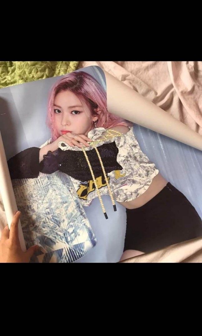 BUNDLE only- itzy ryujin poster + 2000k worth itzy items, Hobbies & Toys, Memorabilia ...