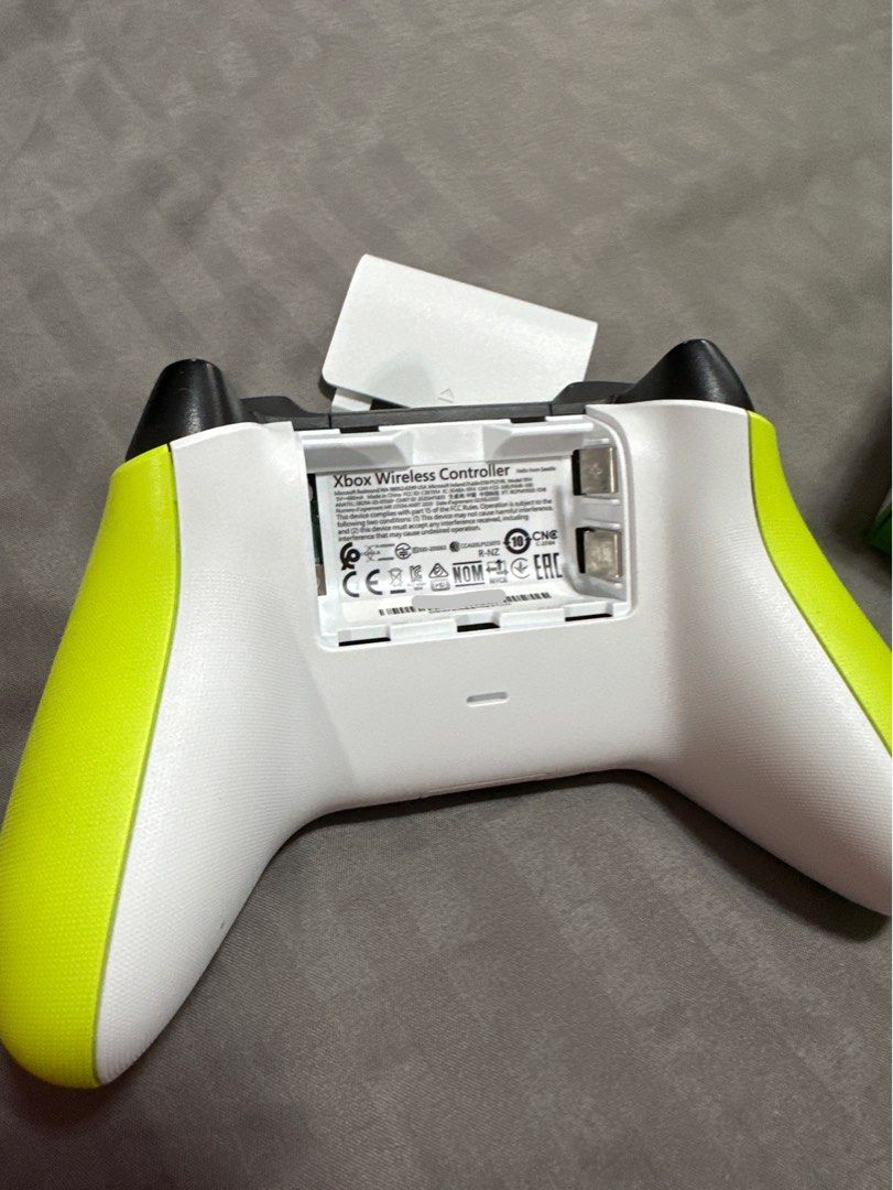 Xbox Wireless Controller - Electric Volt - With Issue, Video Gaming ...