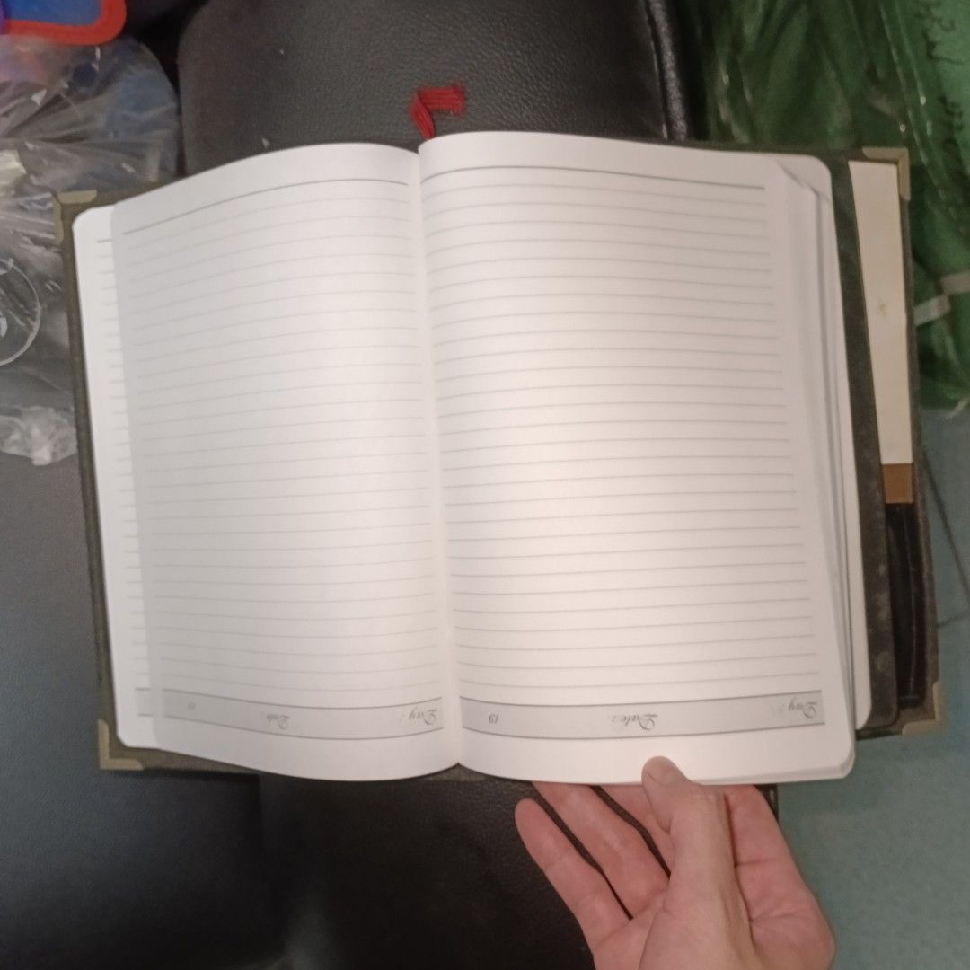 Diary Buku Notebook Hitam Yang dijual di Gramedia, Fesyen Pria, Tas ...