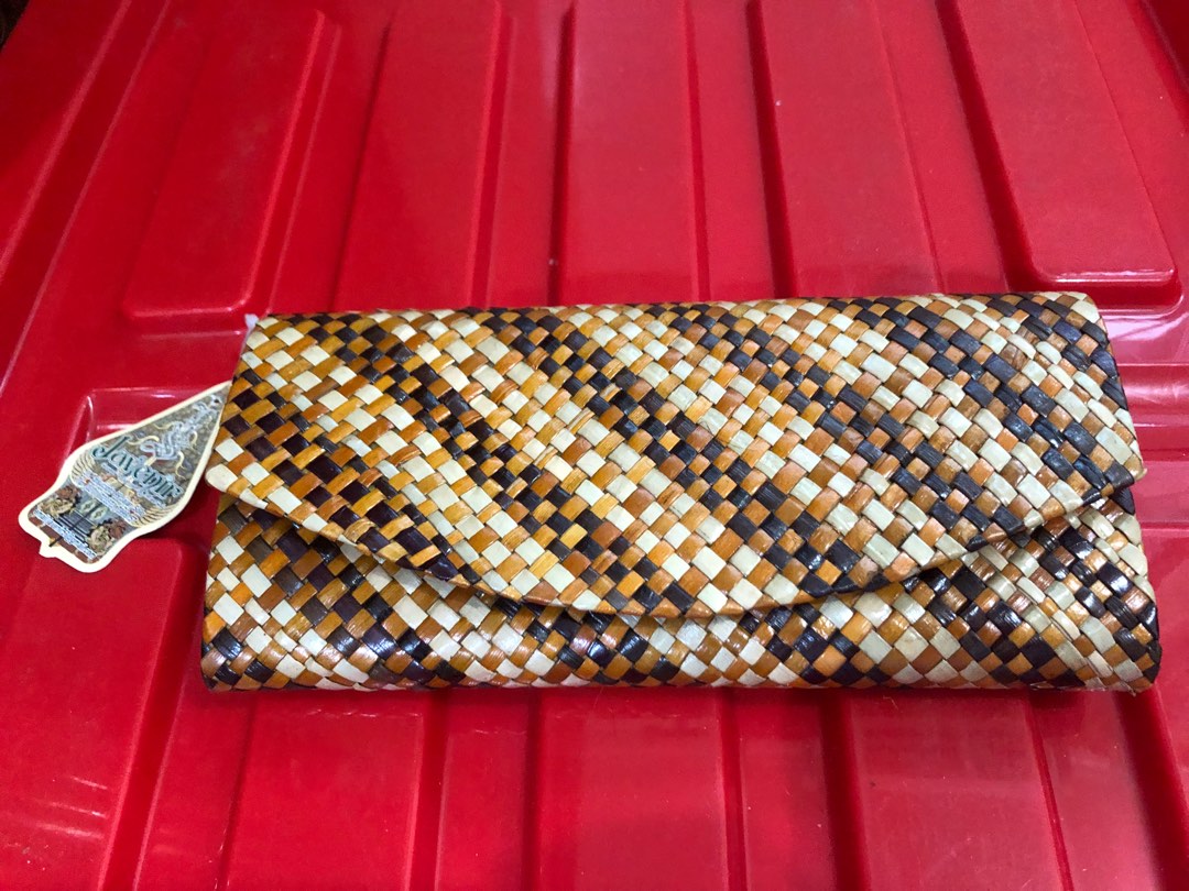 Dompet anyam coklat, Fesyen Wanita, Tas & Dompet di Carousell