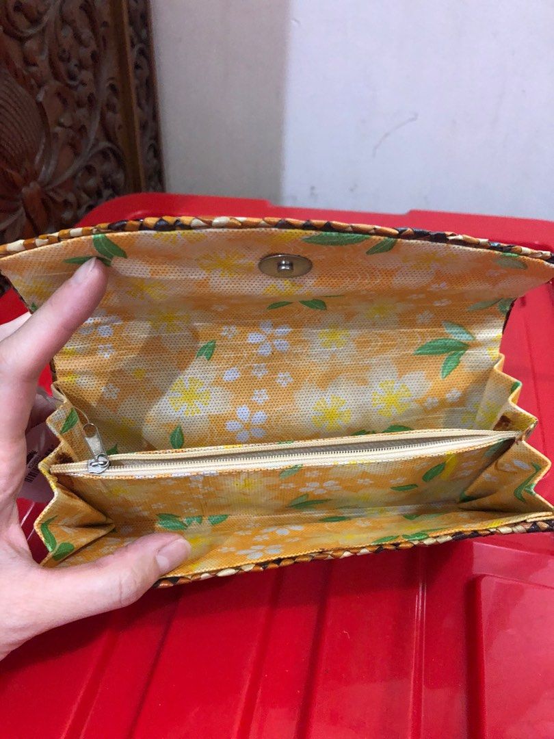 Dompet anyam coklat, Fesyen Wanita, Tas & Dompet di Carousell