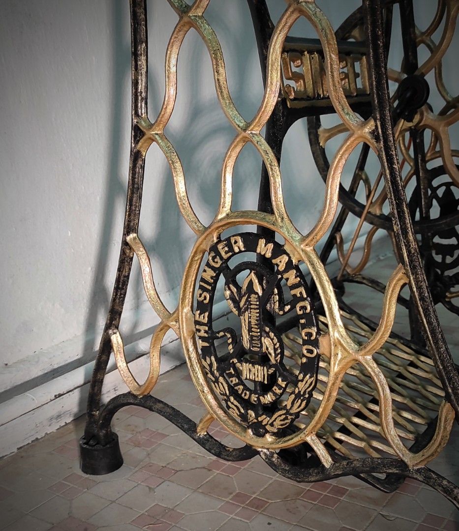 Gorgeous Vintage Singer Spider sewing machine table, Hobbies & Toys ...