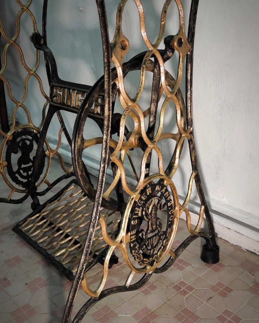 Gorgeous Vintage Singer Spider sewing machine table, Hobbies & Toys ...