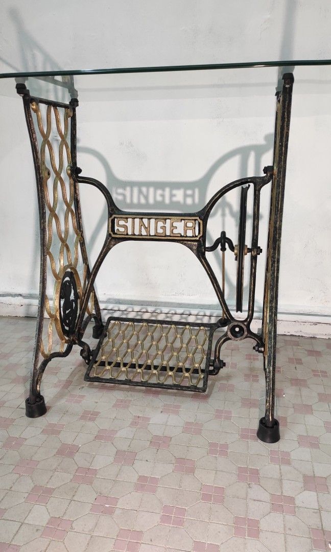Gorgeous Vintage Singer Spider sewing machine table, Hobbies & Toys ...