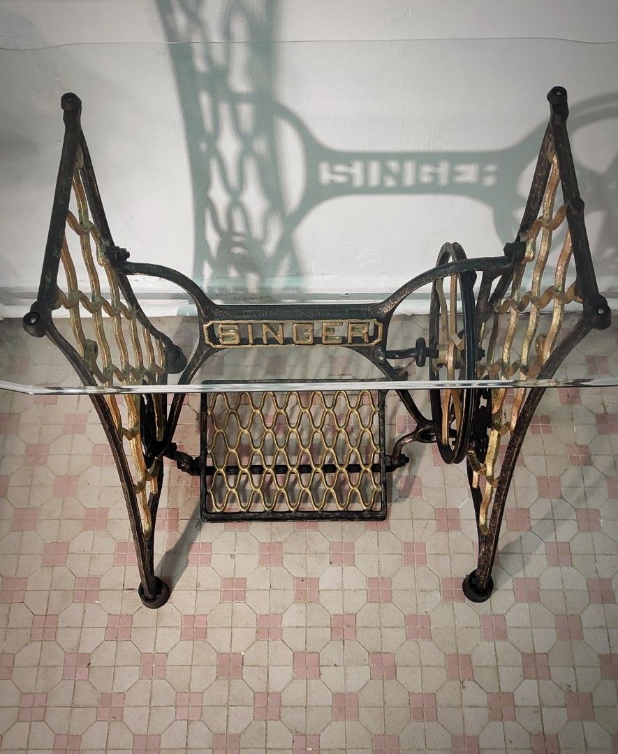 Gorgeous Vintage Singer Spider sewing machine table, Hobbies & Toys ...