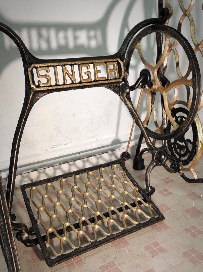 Gorgeous Vintage Singer Spider sewing machine table, Hobbies & Toys ...