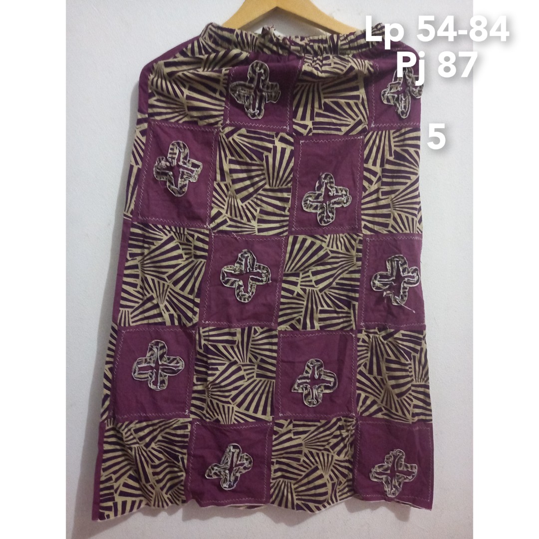 Rok batik, Fesyen Wanita, Pakaian Wanita, Bawahan di Carousell