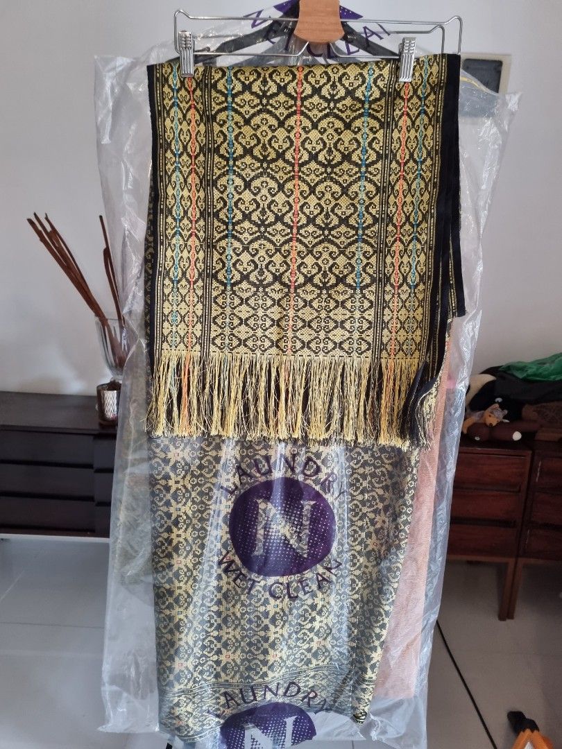 ROK KAIN SONGKET . BATIK, Fesyen Wanita, Pakaian Wanita, Gaun & Rok di Carousell