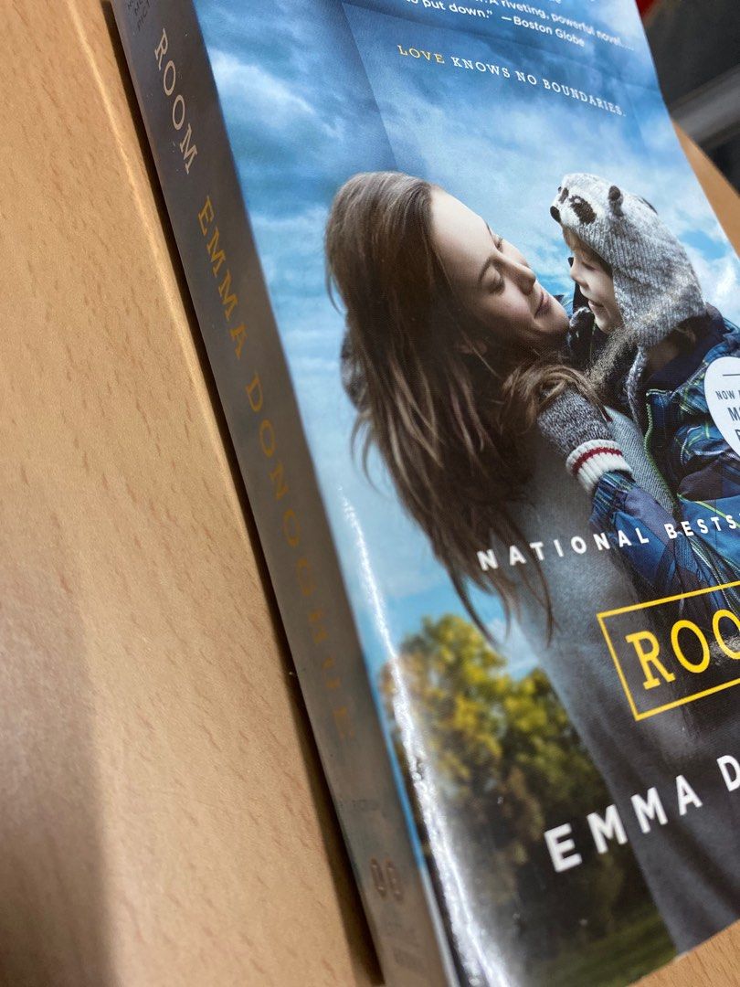 Room - Emma Donoghue, 興趣及遊戲, 書本 & 文具, 小說 & 故事書 - Carousell