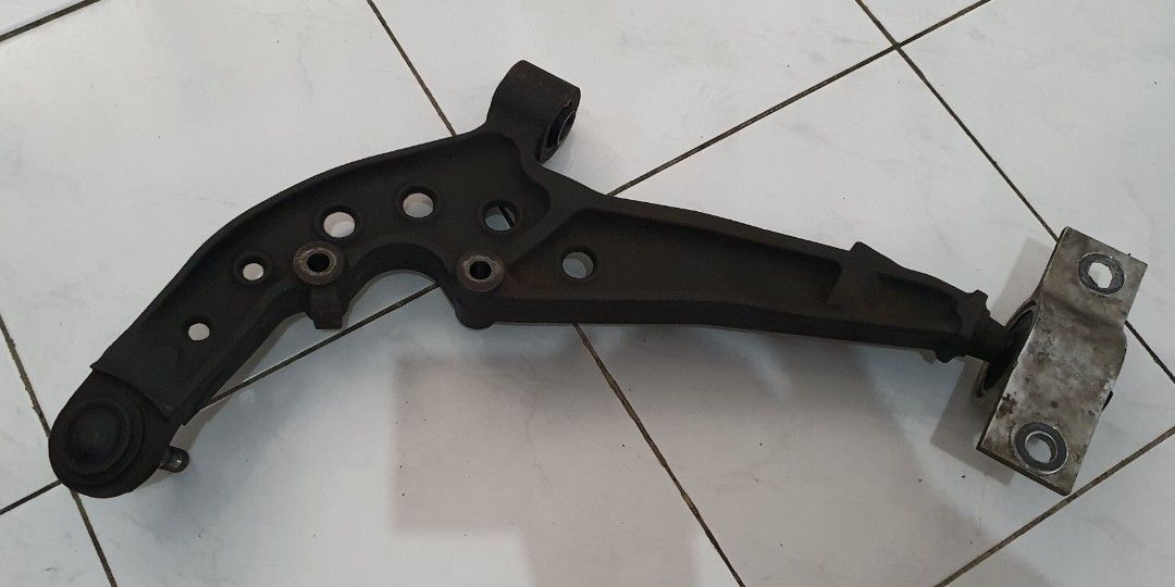 Swing Arm / Sayap Depan Kanan Nissan Serena C24, Aksesoris Mobil di ...