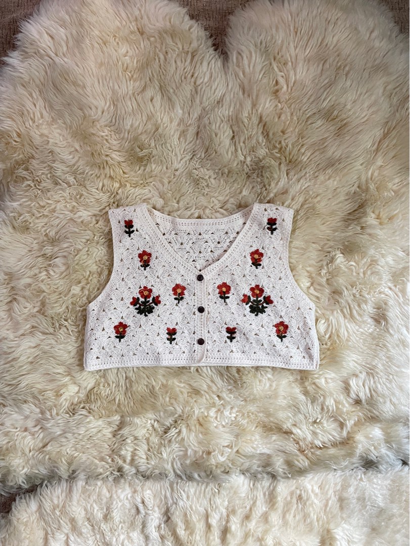 Dainty crochet crop top, Women's Fashion, Tops, Sleeveless on Carousell