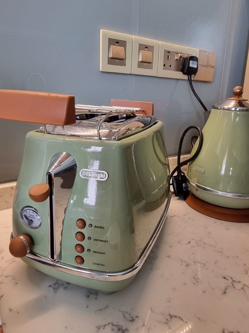Delonghi toaster very cute color, TV & Home Appliances, Kitchen ...