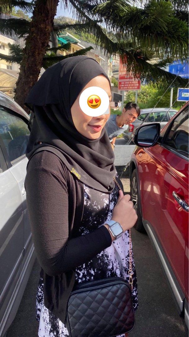 Hyat hijab (plain Black), Women's Fashion, Muslimah Fashion, Hijabs on ...