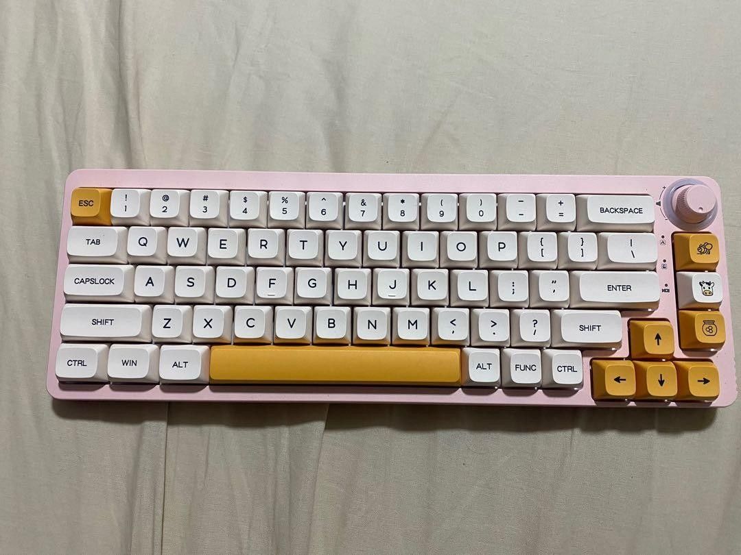 *SALE* Thocky TM680 hotswap custom keyboard, gateron Milky yellows ...