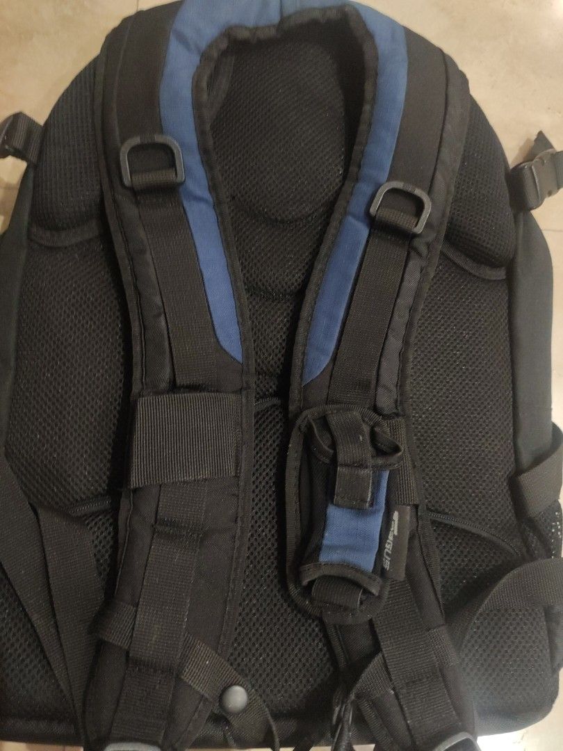 Targus laptop bag vintage, Men's Fashion, Bags, Backpacks on Carousell