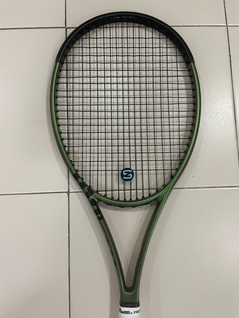 Wilson Blade 98 V8 (16x19), Sports Equipment, Sports & Games, Racket & Ball Sports on Carousell