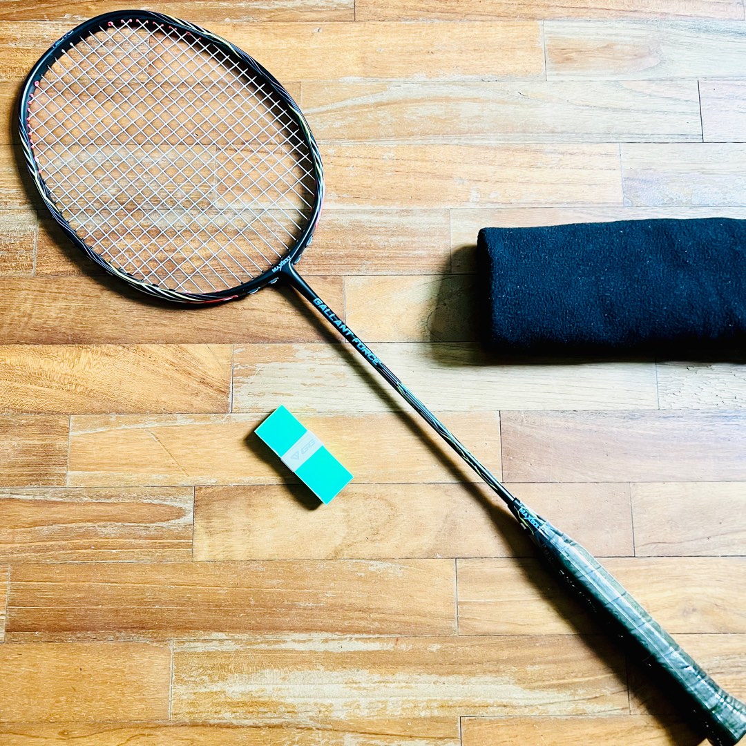 [Bundle] Brand New Maxbolt Gallant Force Badminton Racket strung with ...