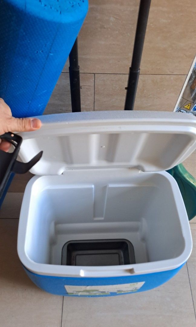Cooler box 27 litter coleman with wheels and handle, Sports Equipment ...