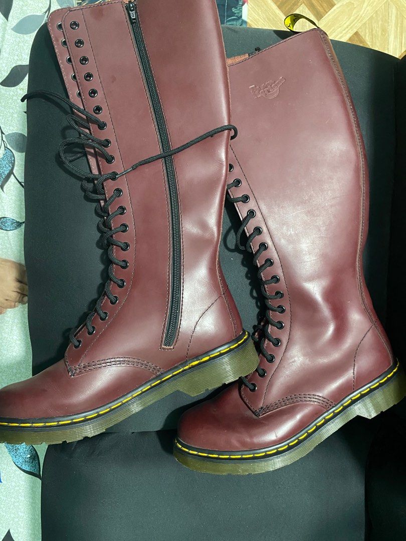 DR MARTENS 1B60 20-eye boots, Women's Fashion, Footwear, Boots on Carousell