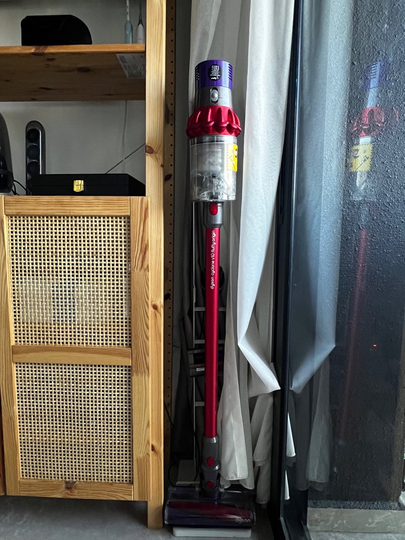 Dyson cyclone v10 fluffy origin + dock, TV & Home Appliances, Vacuum ...