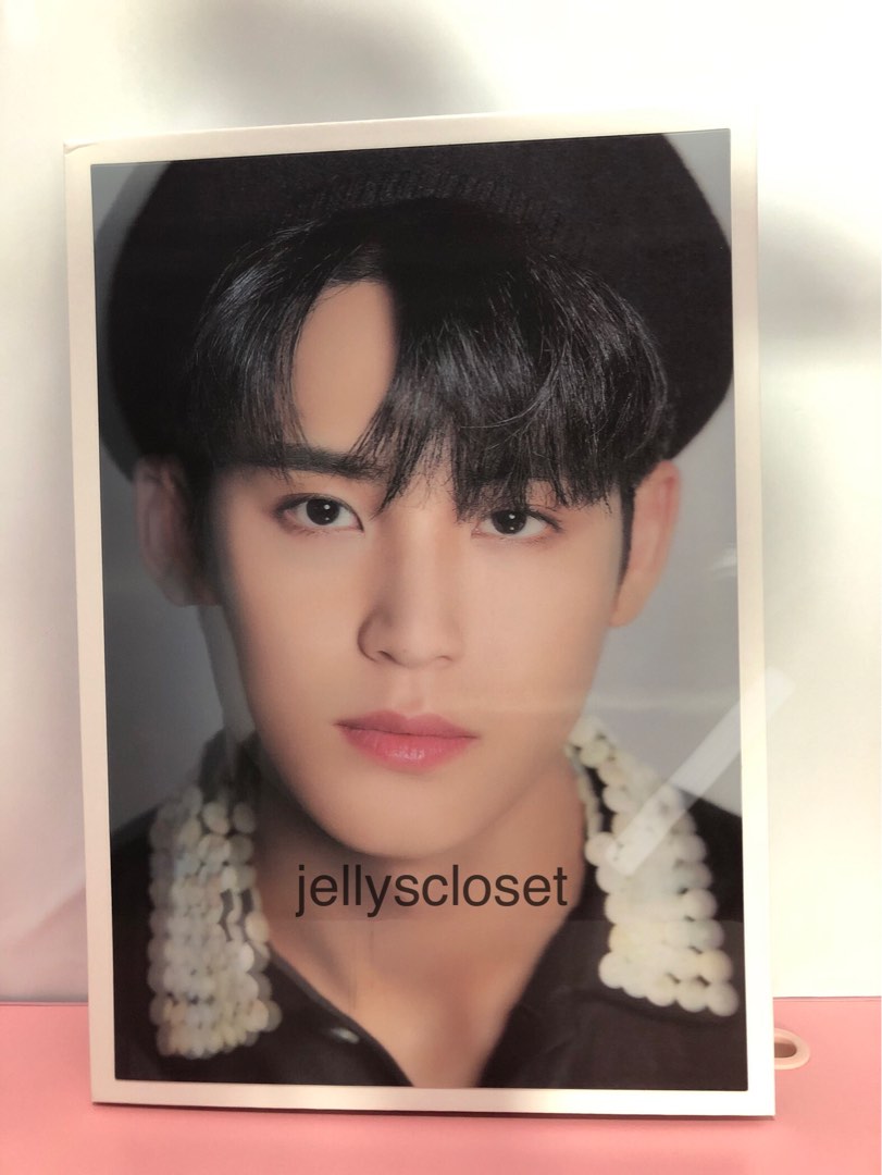 Mingyu Dicon Dfesta Lenticular photobook seventeen, Hobbies & Toys ...