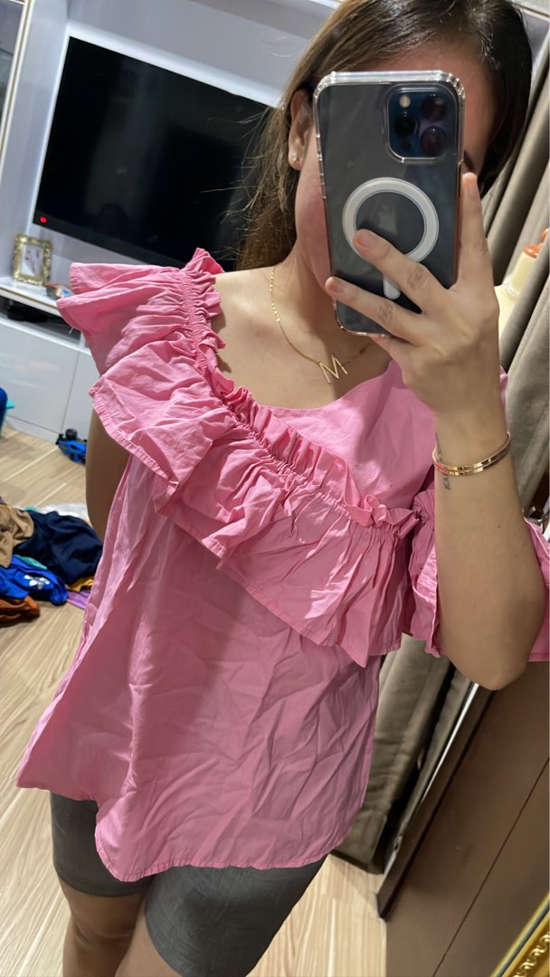 Pink Top pink sabrina stardivarius no zara, Fesyen Wanita, Pakaian Wanita, Atasan di Carousell