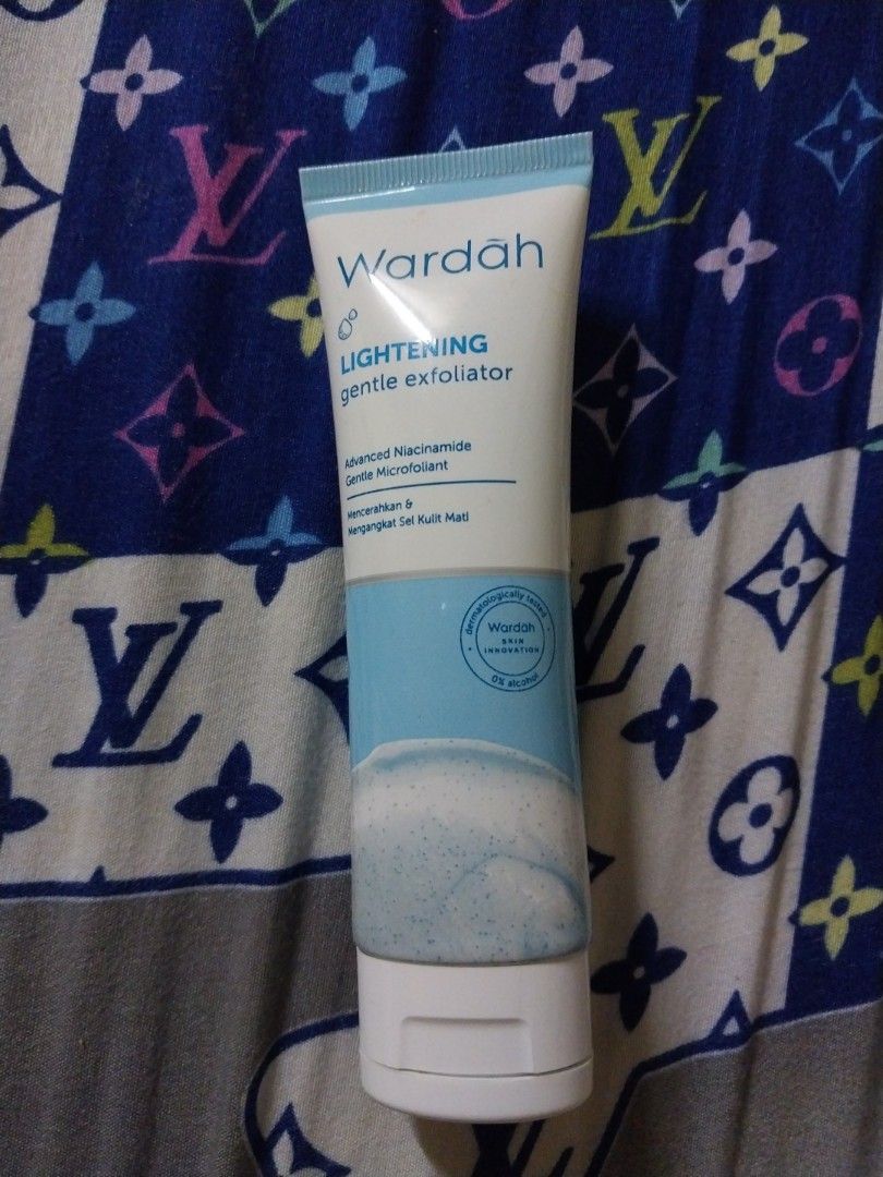 Wardah Whitening Exfoliator Face Scrub, Kesehatan & Kecantikan, Kulit ...