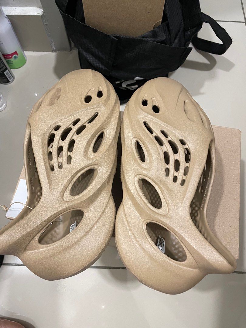 YEEZY FOAM RNR Clay Taupe, Men's Fashion, Footwear, Sneakers on Carousell