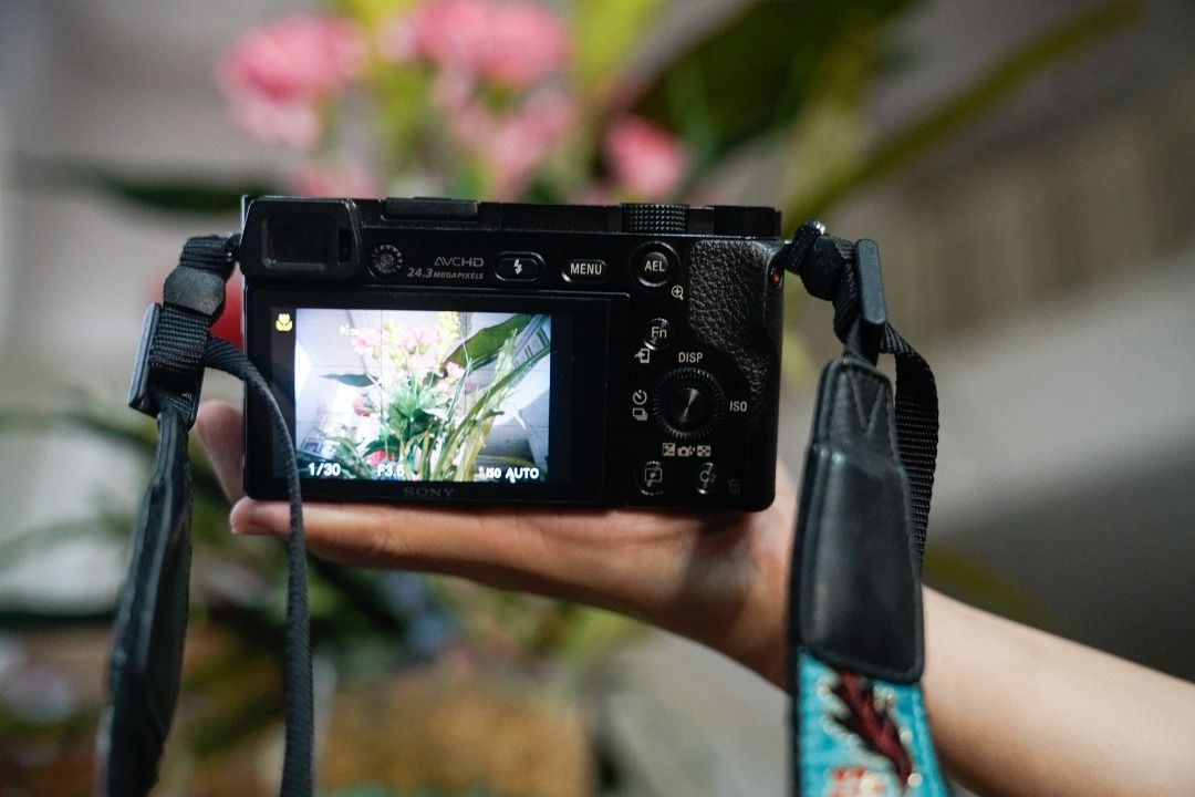 Sony A6000 E-mount camera with APS-C Sensor with Complete Box and Kit ...