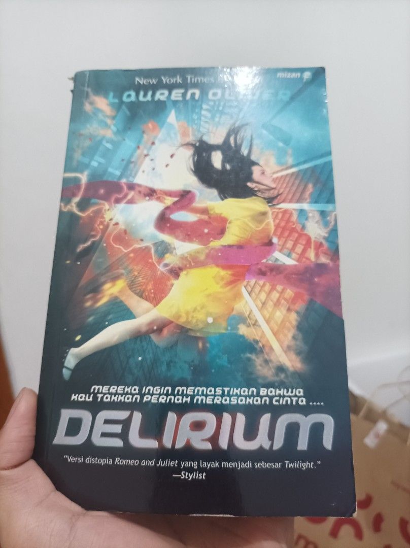 Delirium by Lauren oliver, Buku & Alat Tulis, Buku di Carousell