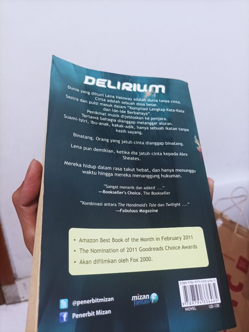 Delirium by Lauren oliver, Buku & Alat Tulis, Buku di Carousell