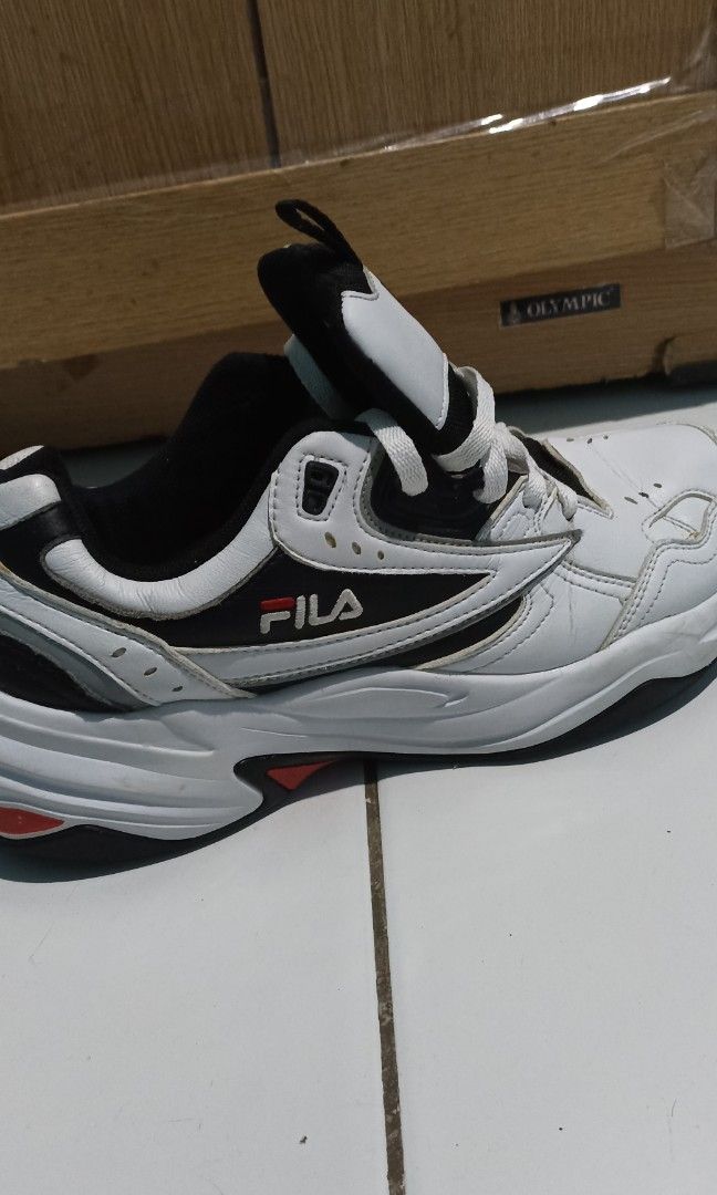 Sepatu Fila 43, Fesyen Pria, Sepatu , Sneakers di Carousell
